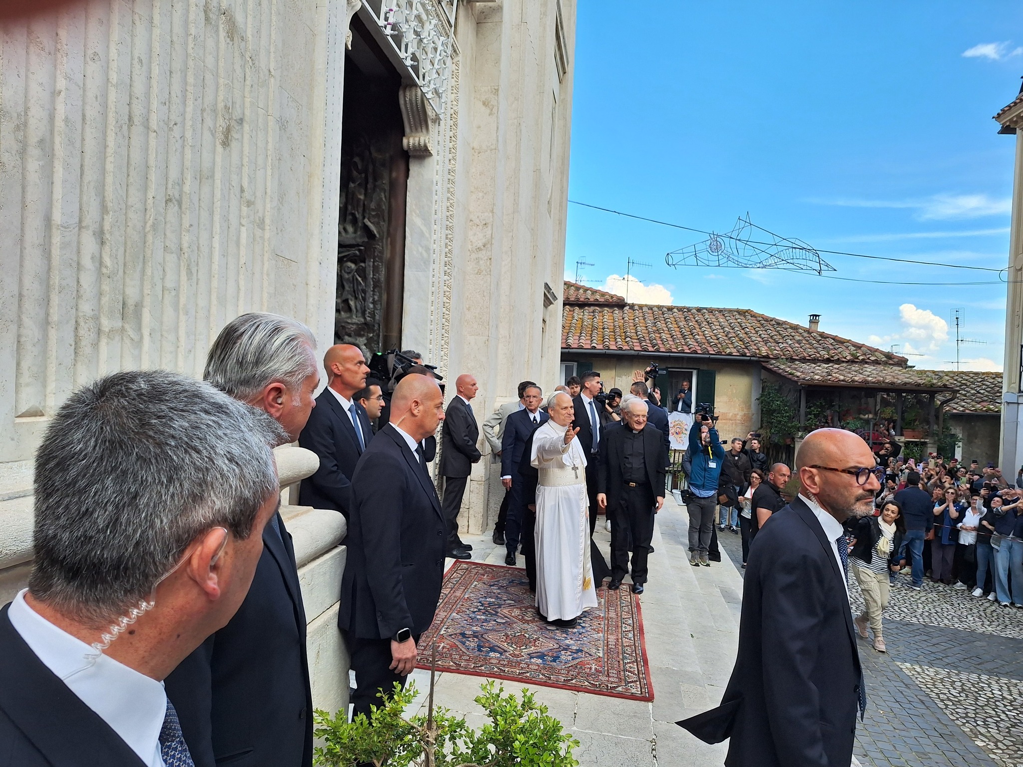 Papa Leone XIV in visita al Santuario della Madonna del Buon Consiglio ...